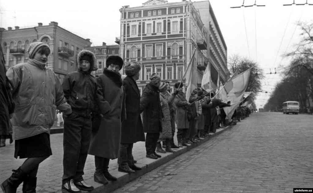 How Ukrainians created human chain in late USSR to mark anniversary of ...