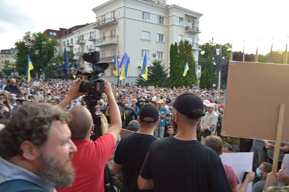 Mass protests in Kyiv against disarming Ukrainian army as part of new ...
