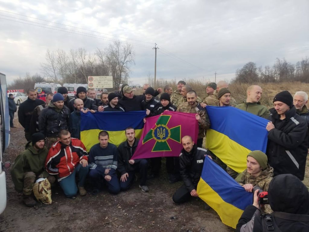 50 Ukrainian POWs return home from Russian captivity - Euromaidan Press